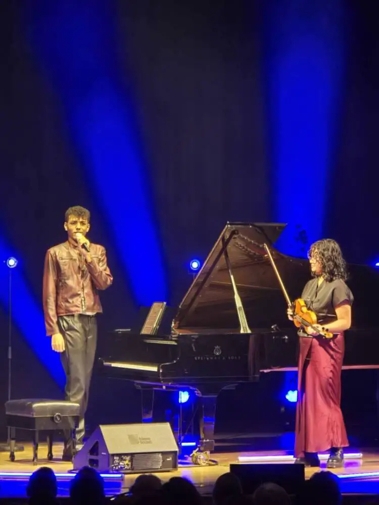 LOUIS PHILIPPSON: Umjubelter Tourstart in Düsseldorf begeistert Jung ...