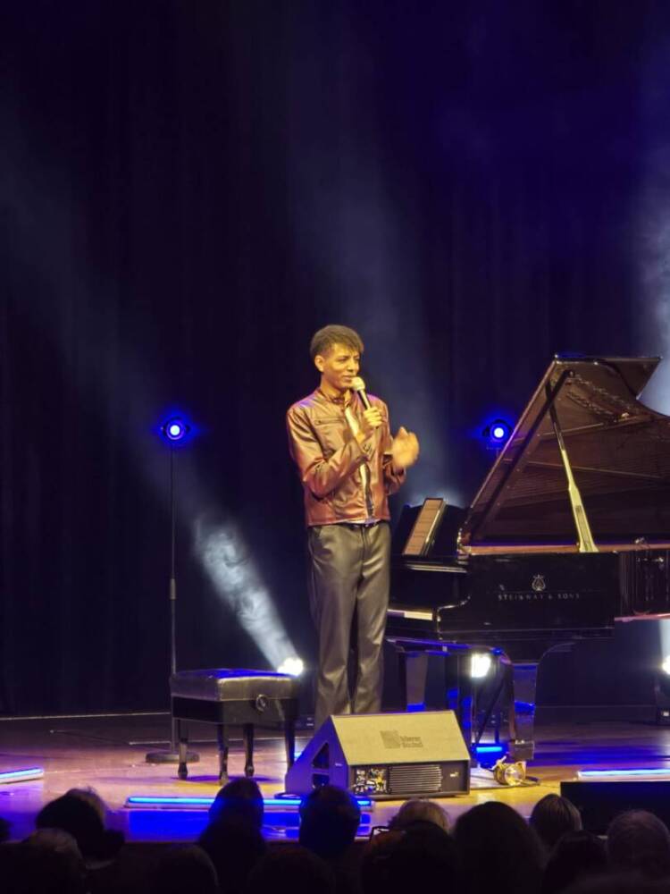 LOUIS PHILIPPSON: Umjubelter Tourstart in Düsseldorf begeistert Jung ...